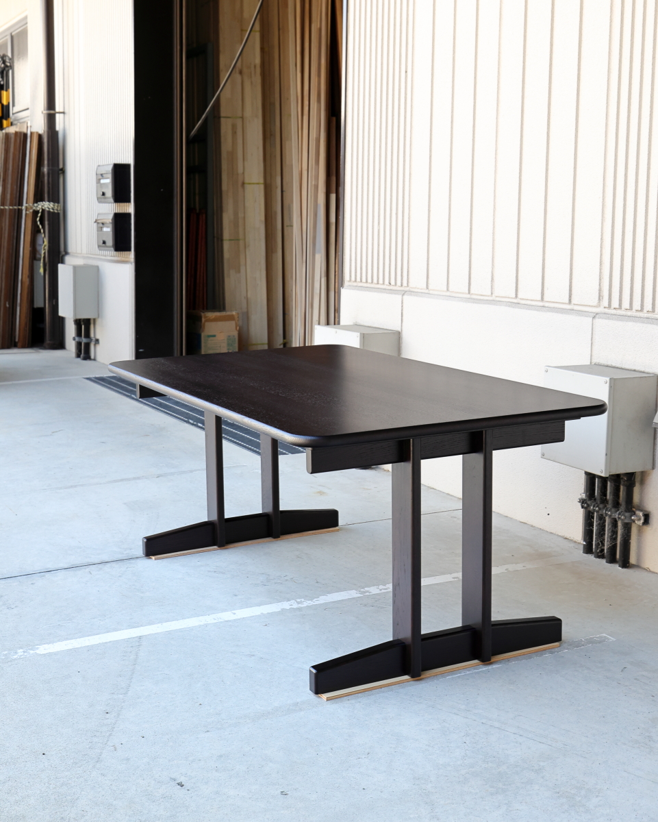 2本脚のダイニングテーブル｜神戸市 | 神戸の家具屋【cachito furniture】一枚板・オーダー家具・無垢材の家具・修理など